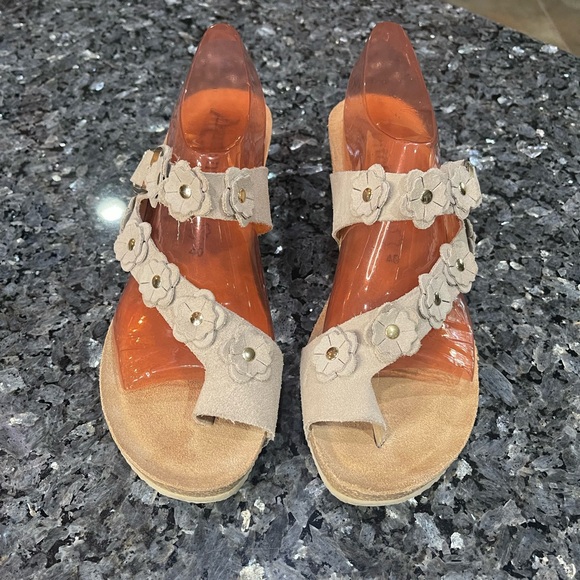 Autenti Shoes | Shoes | Autenti Made In Spain Floral Sandals Suede Toe ...